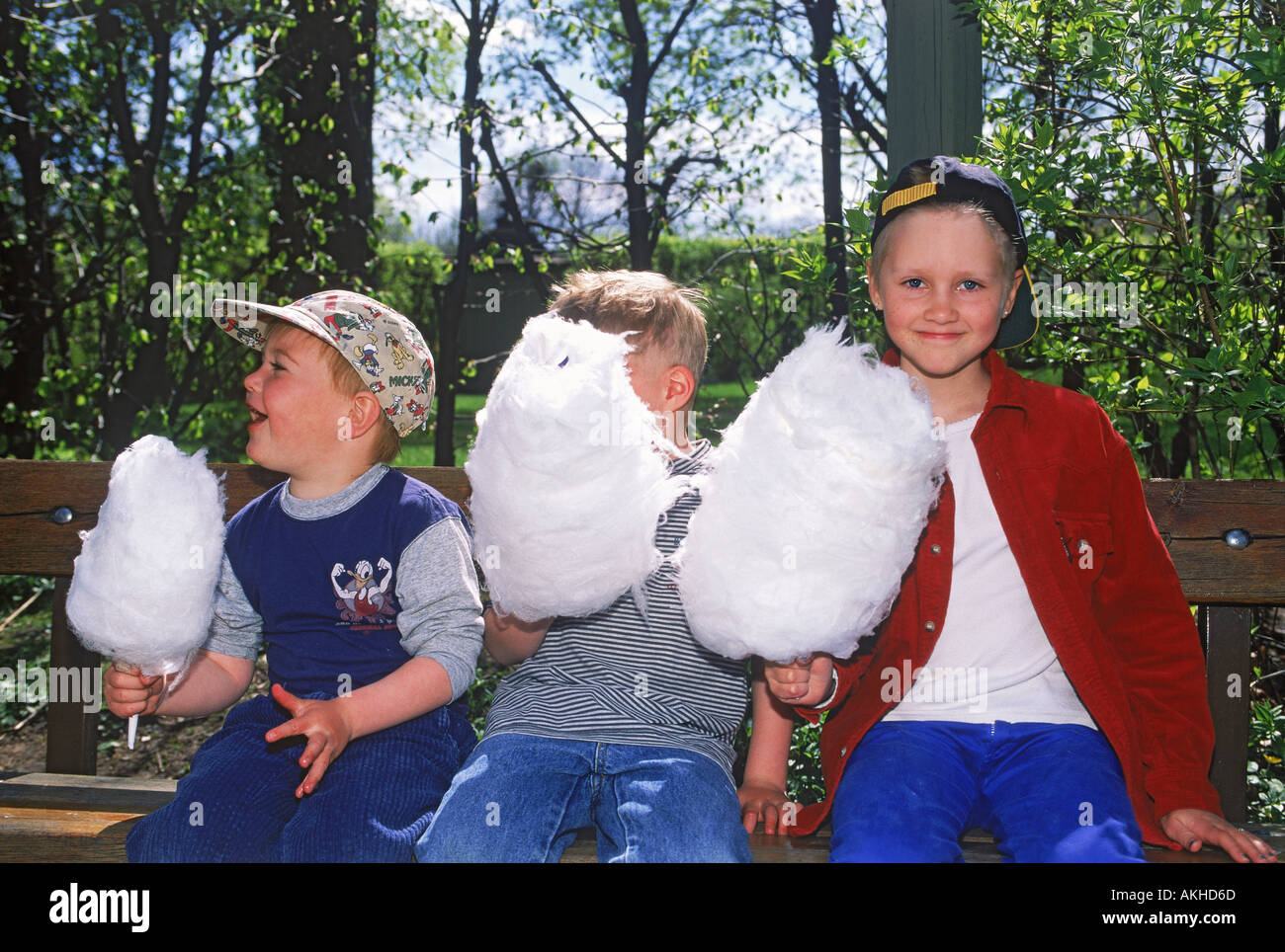 Junge isst zuckerwatte -Fotos und -Bildmaterial in hoher Auflösung – Alamy