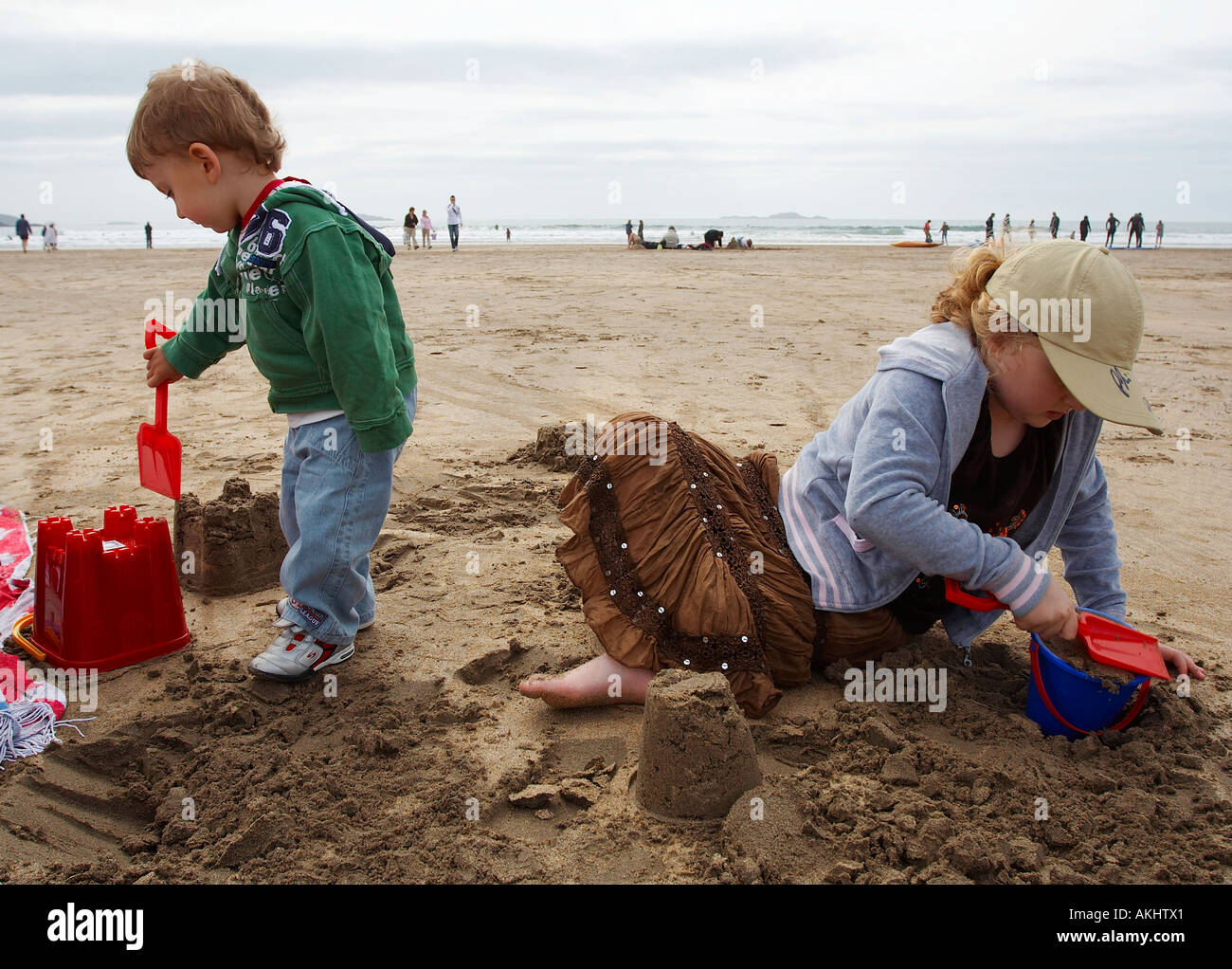 Kinder spielen am Strand Sandburgen Stockfotografie - Alamy