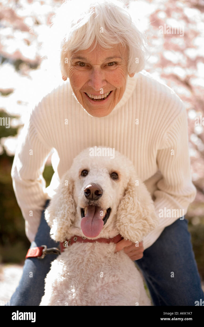 Frauen und hund -Fotos und -Bildmaterial in hoher Auflösung – Alamy