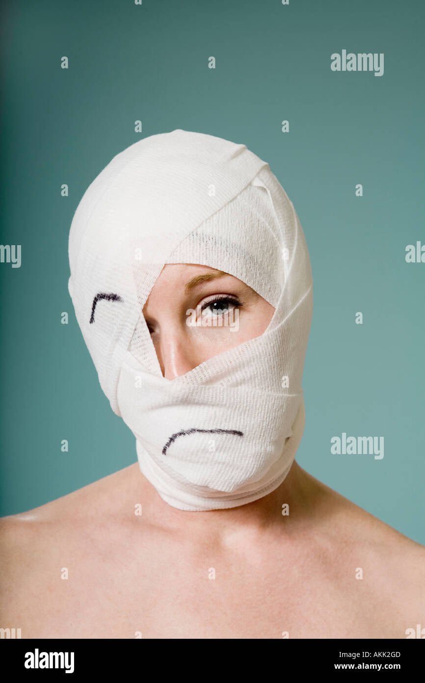 Frau mit Kopf Binde umwickelt Stockfotografie - Alamy