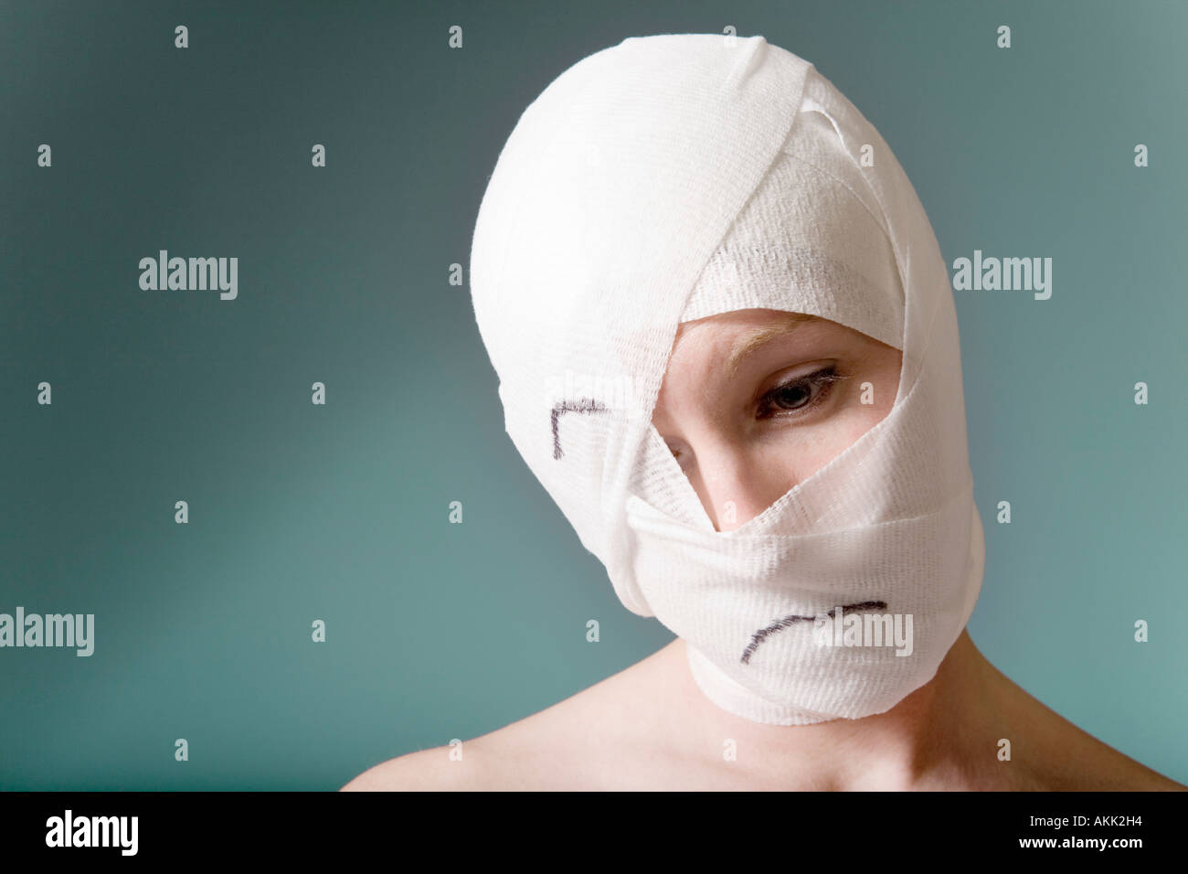 Woman Head Wrapped In Bandage Stockfotos und -bilder Kaufen - Alamy