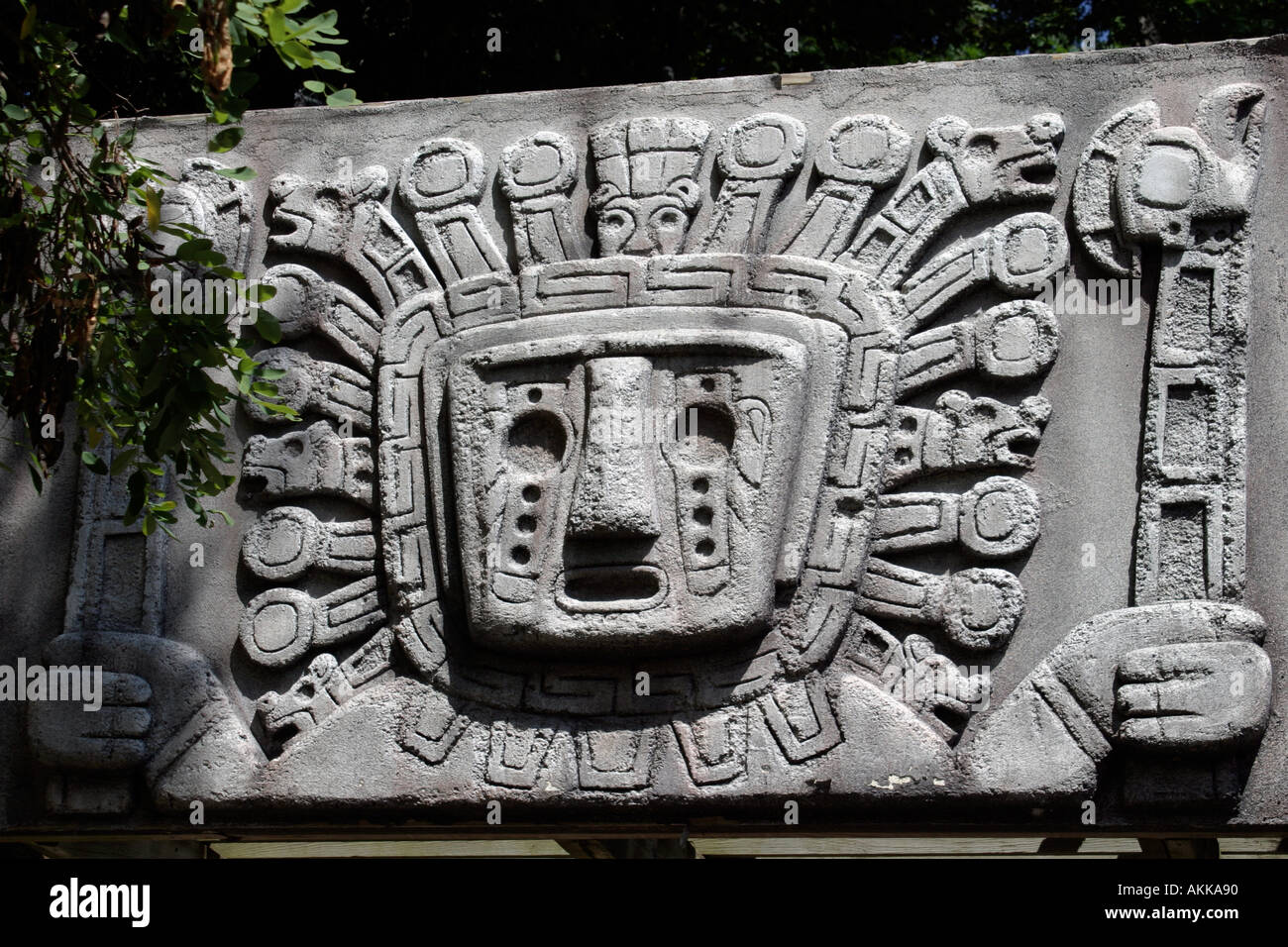 Stein Reliefskulptur einer Azteken oder Maya-Art-Figur Stockfotografie ...