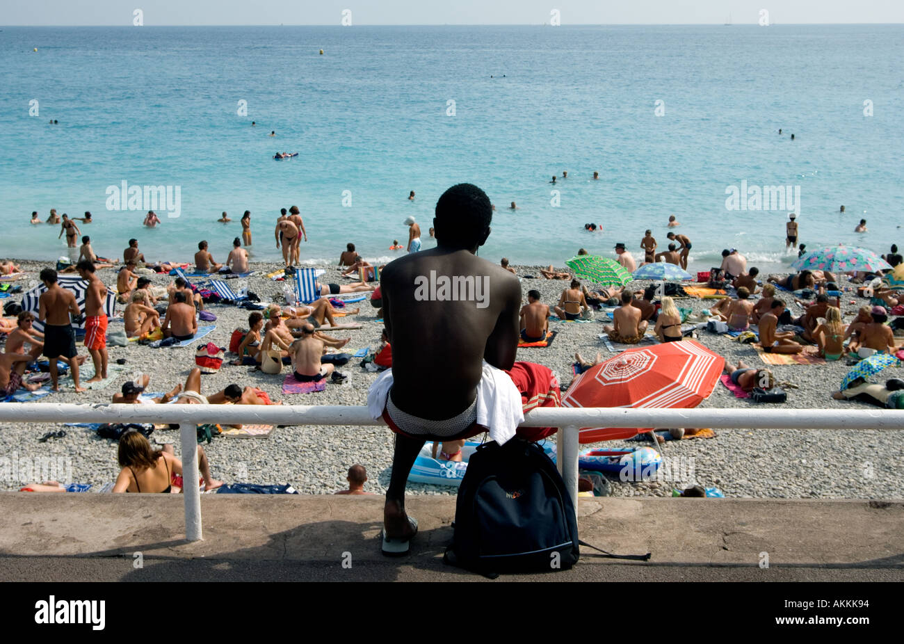 Menschenmassen am Strand Promenade des Anglais in Nizza, Côte d ' Azur ...