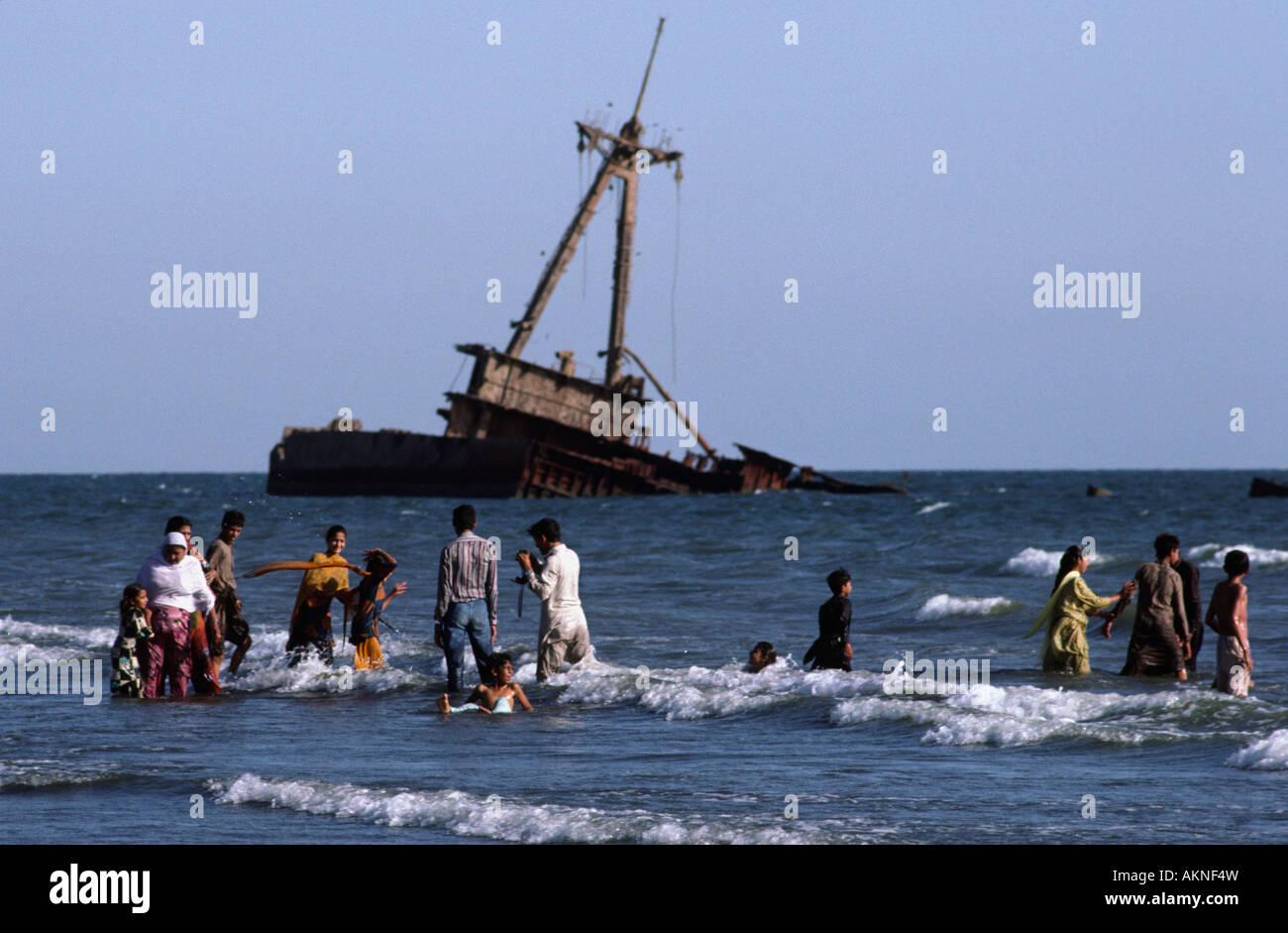 Pakistaner entspannend am Clifton Beach. Karachi, Sindh, Pakistan ...