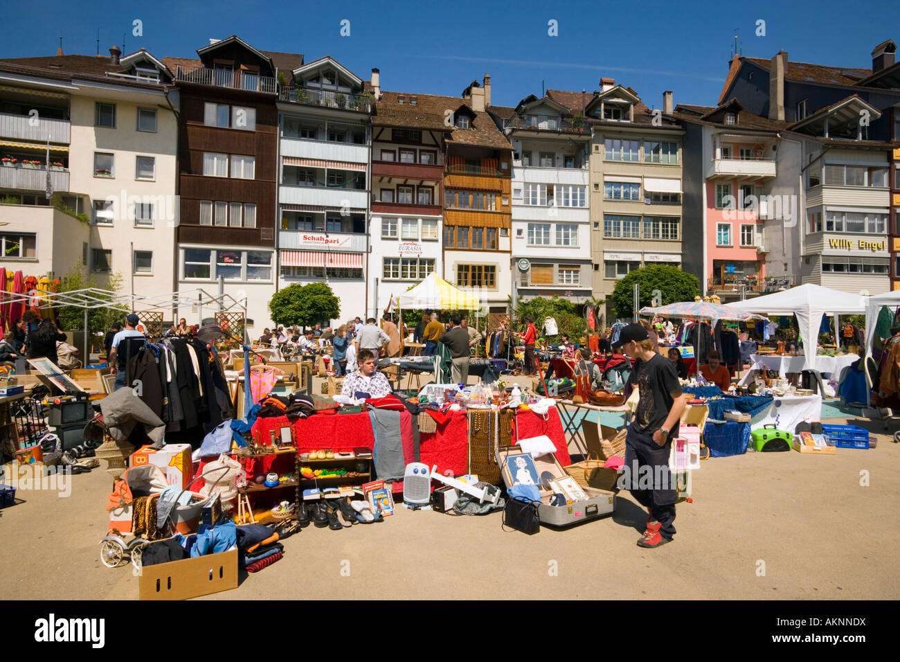 Menschen Flanieren über Flohmarkt Thun Berner Oberland Hochland Kanton Bern Schweiz ...