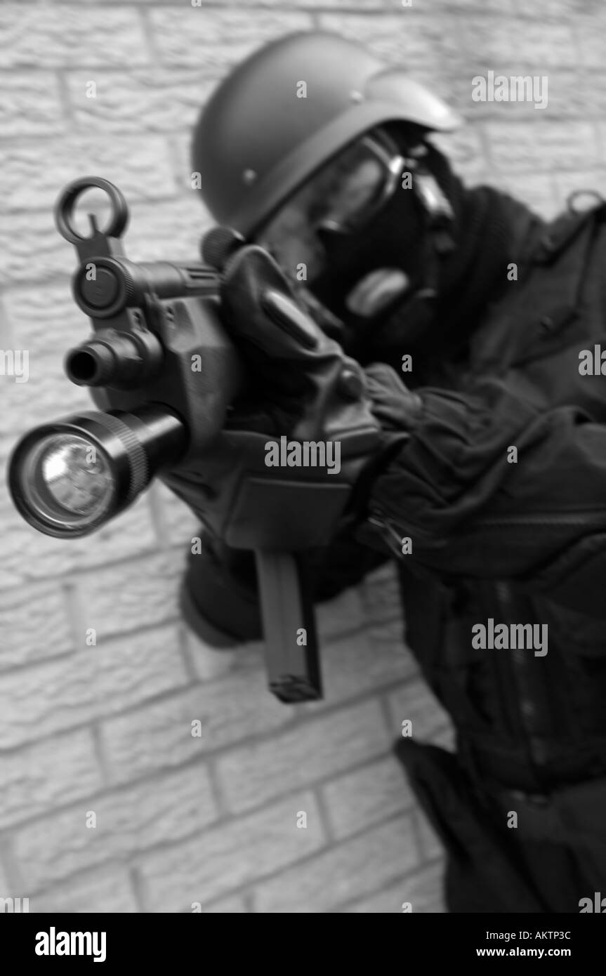 ein SWAT-Polizist in voller Uniform mit Helm und mp5 Maschinengewehr ...