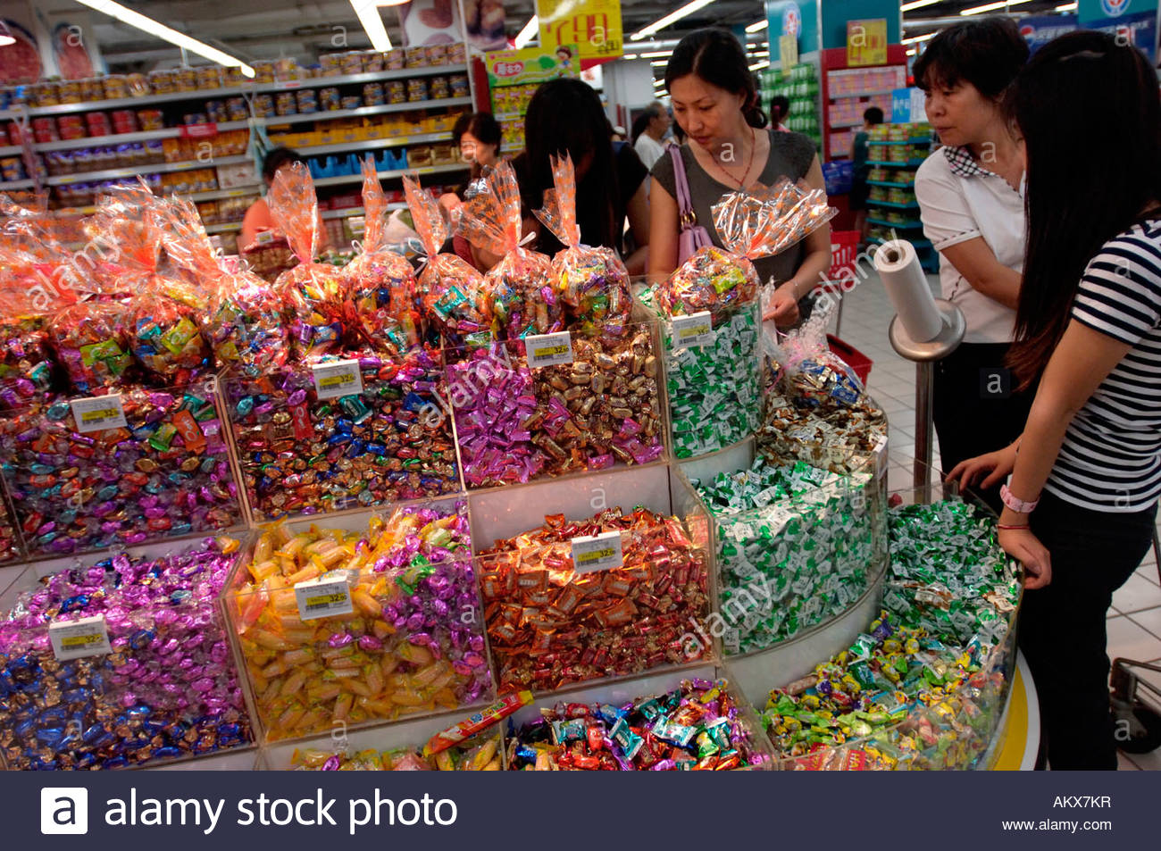 Sweets Supermarket Shelves Stockfotos & Sweets Supermarket Shelves ...