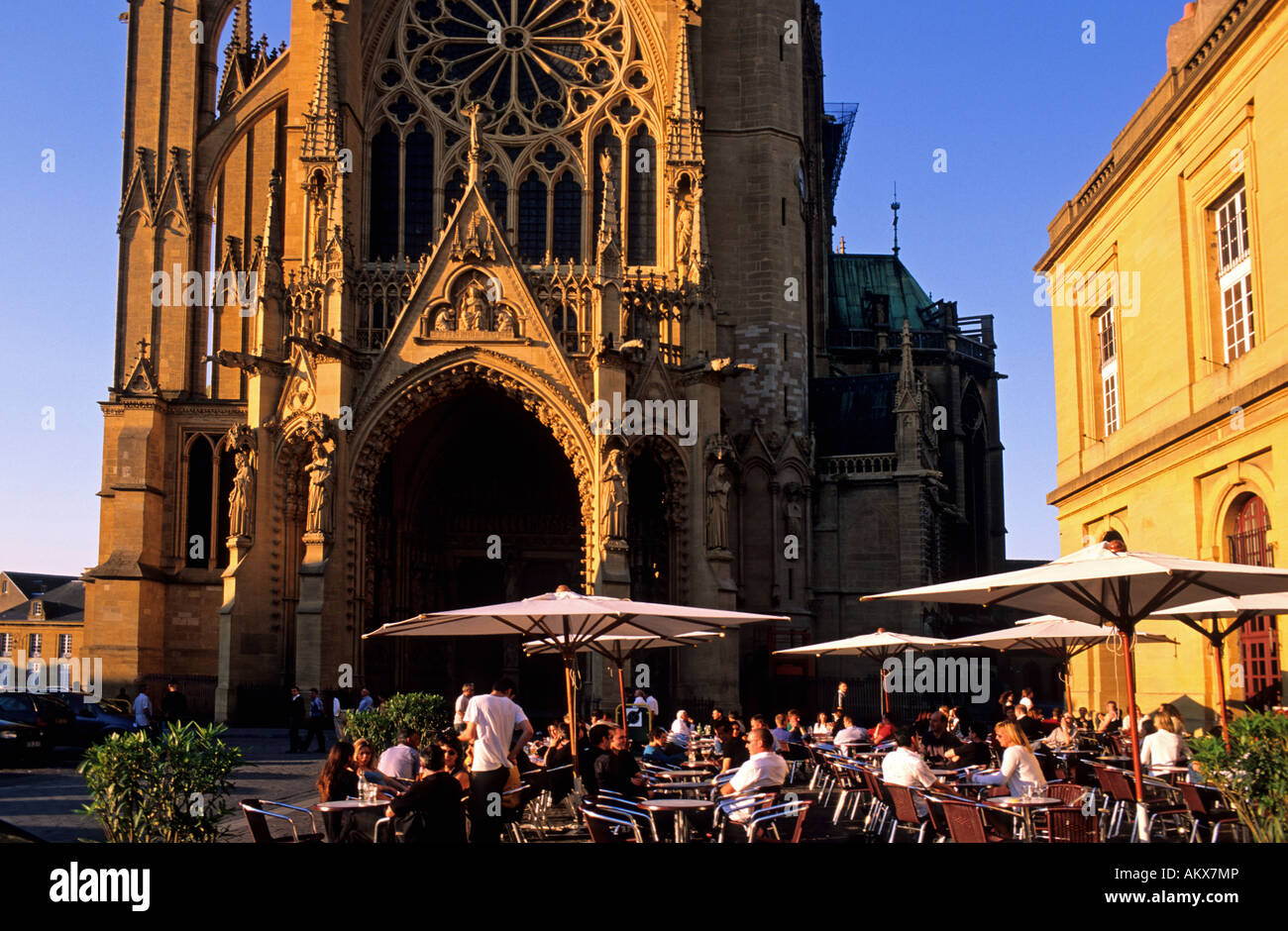 Frankreich, Moselle, Metz, Kathedrale Saint-Etienne und Café am Place ...