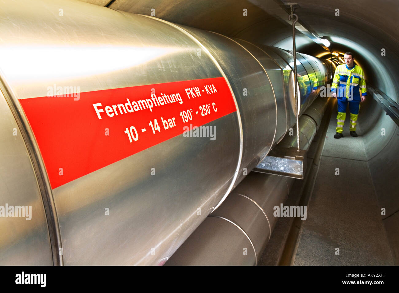 Fernwärme-Linie von der Verbrennungsanlage der IWB, Basel, Schweiz ...