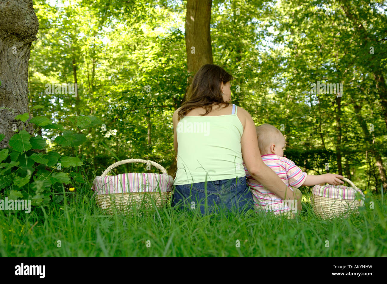 Mutter kind hug outdoor -Fotos und -Bildmaterial in hoher Auflösung – Alamy