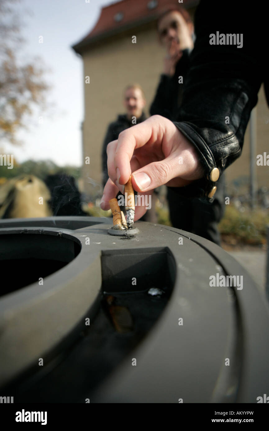 Kinder rauchen zigaretten -Fotos und -Bildmaterial in hoher Auflösung ...