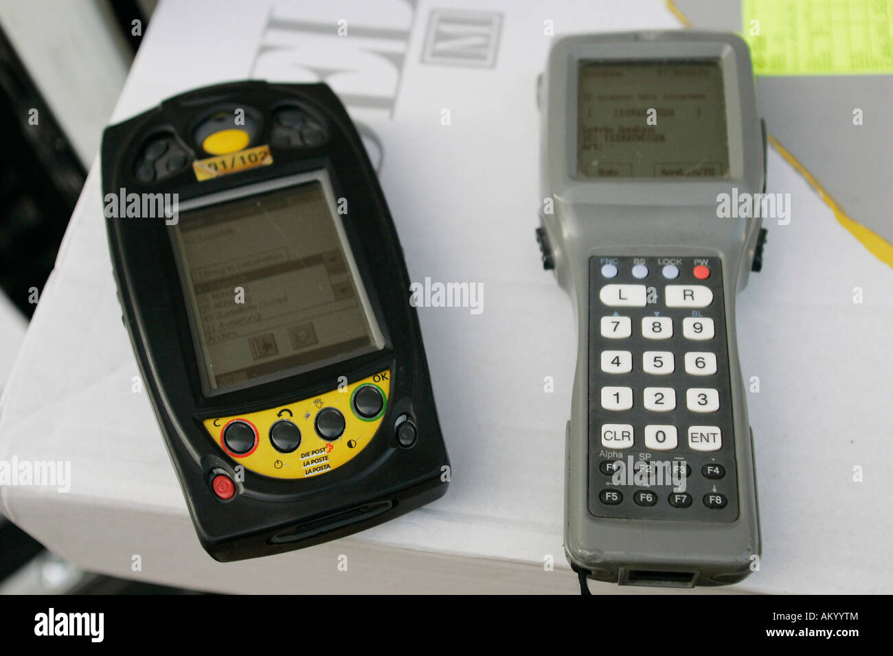 Ein deutscher und ein Schweizer Scanner für Post-Pakete Stockfotografie ...