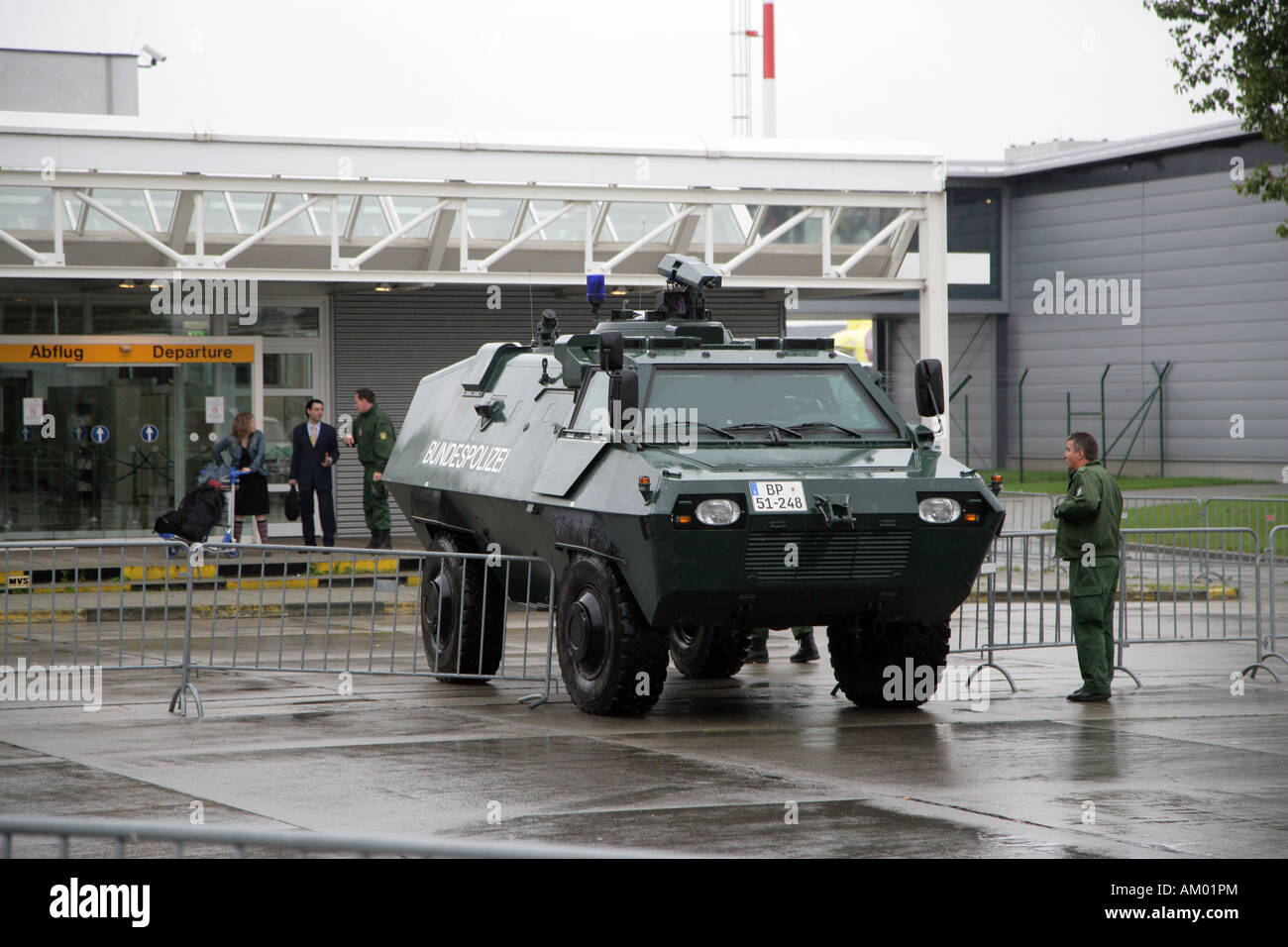 Panzerwagen der Bundespolizei am Flughafen Berlin-Schönefeld ...