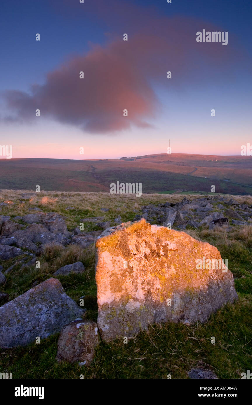 Letzten Sonnenlicht auf Felsen am Grundnahrungsmittel Tor auf Dartmoor ...