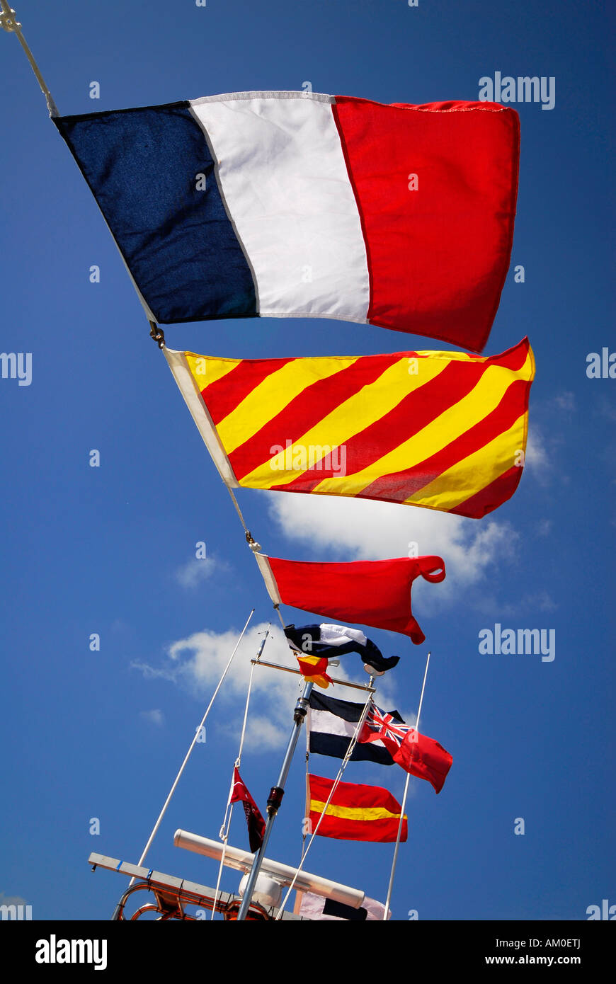 Sailing boat flags -Fotos und -Bildmaterial in hoher Auflösung – Alamy