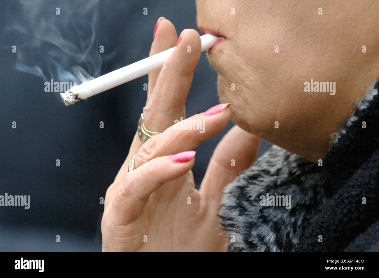 Aeltere frau -Fotos und -Bildmaterial in hoher Auflösung – Alamy