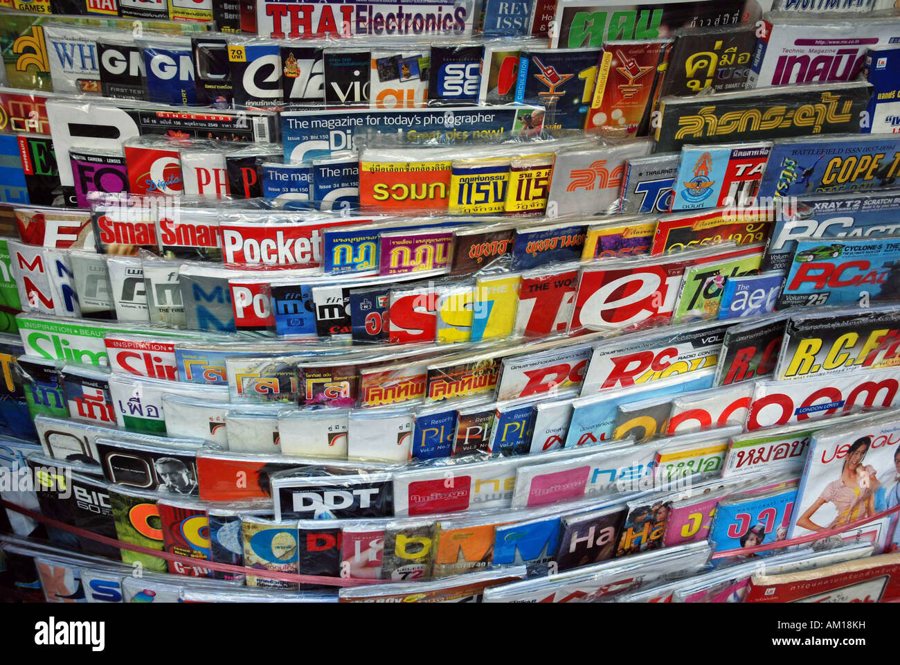Zeitschriften am Kiosk in Bangkok, Thailand, Asien Stockfotografie - Alamy