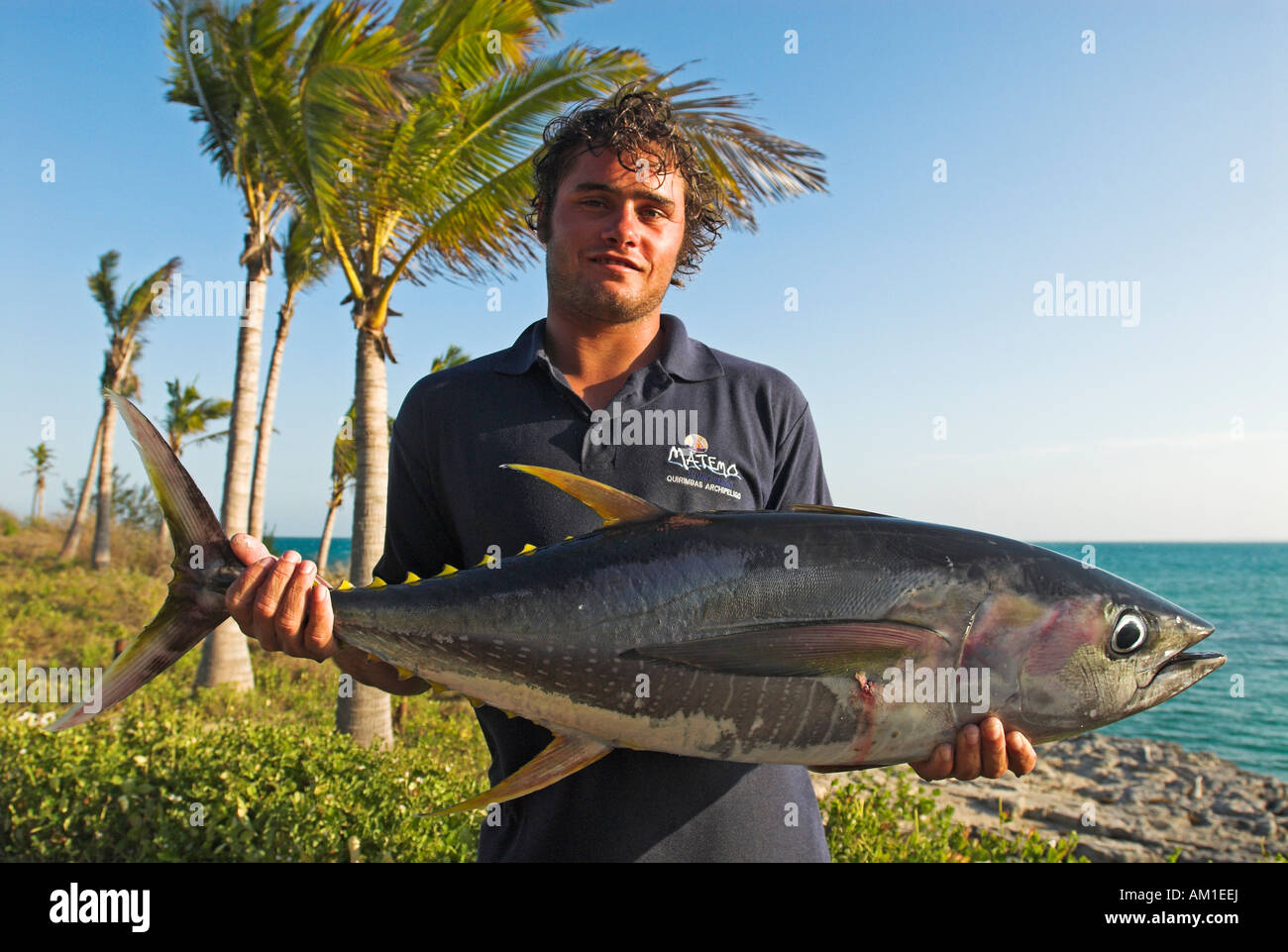 Mann mit big Marlin, Matemo Island Resort, Quirimbas Inseln, Mosambik ...
