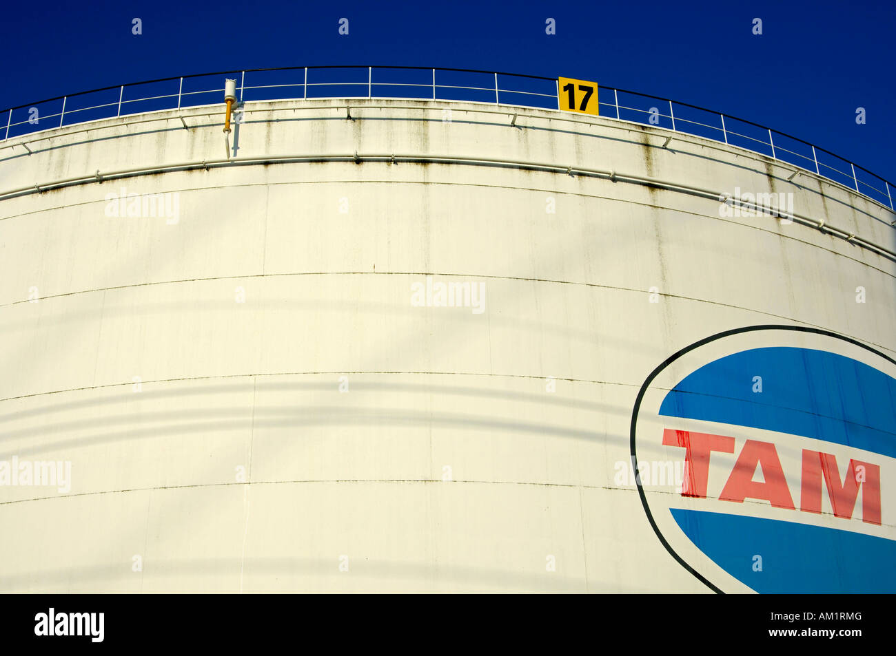 Benzintank in aTamoil Öl-Raffinerie Stockfotografie - Alamy