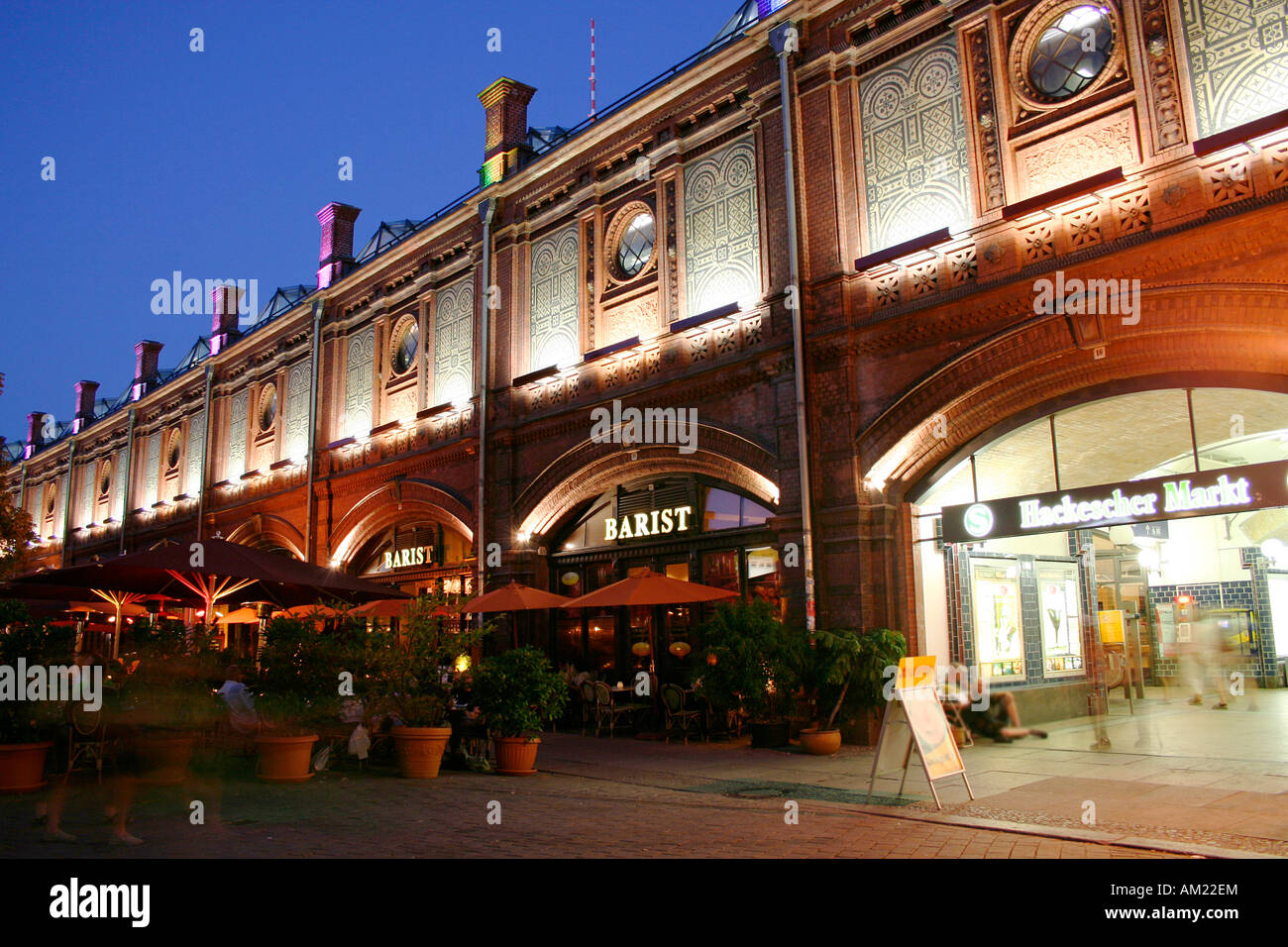 Hackescher markt night berlin germany -Fotos und -Bildmaterial in hoher ...