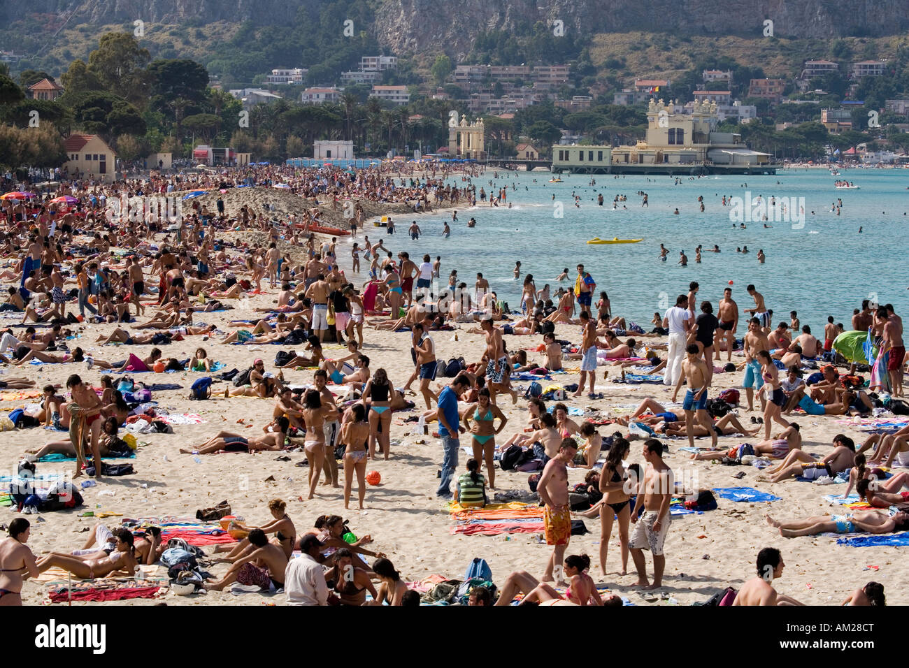Überfüllten Strand von Mondello Palermo Sizilien Italien ...