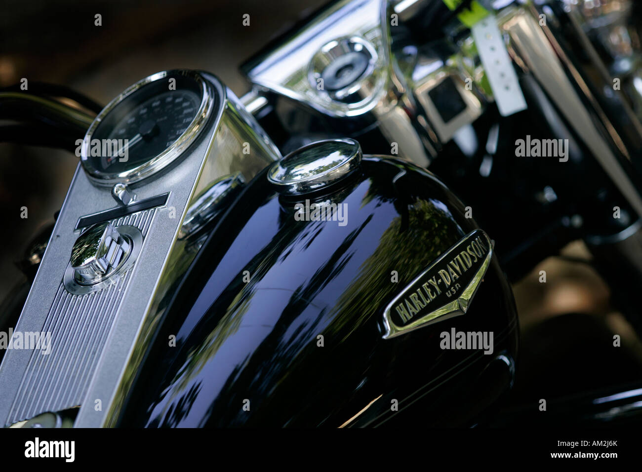 Lila motorrad hautnah -Fotos und -Bildmaterial in hoher Auflösung – Alamy