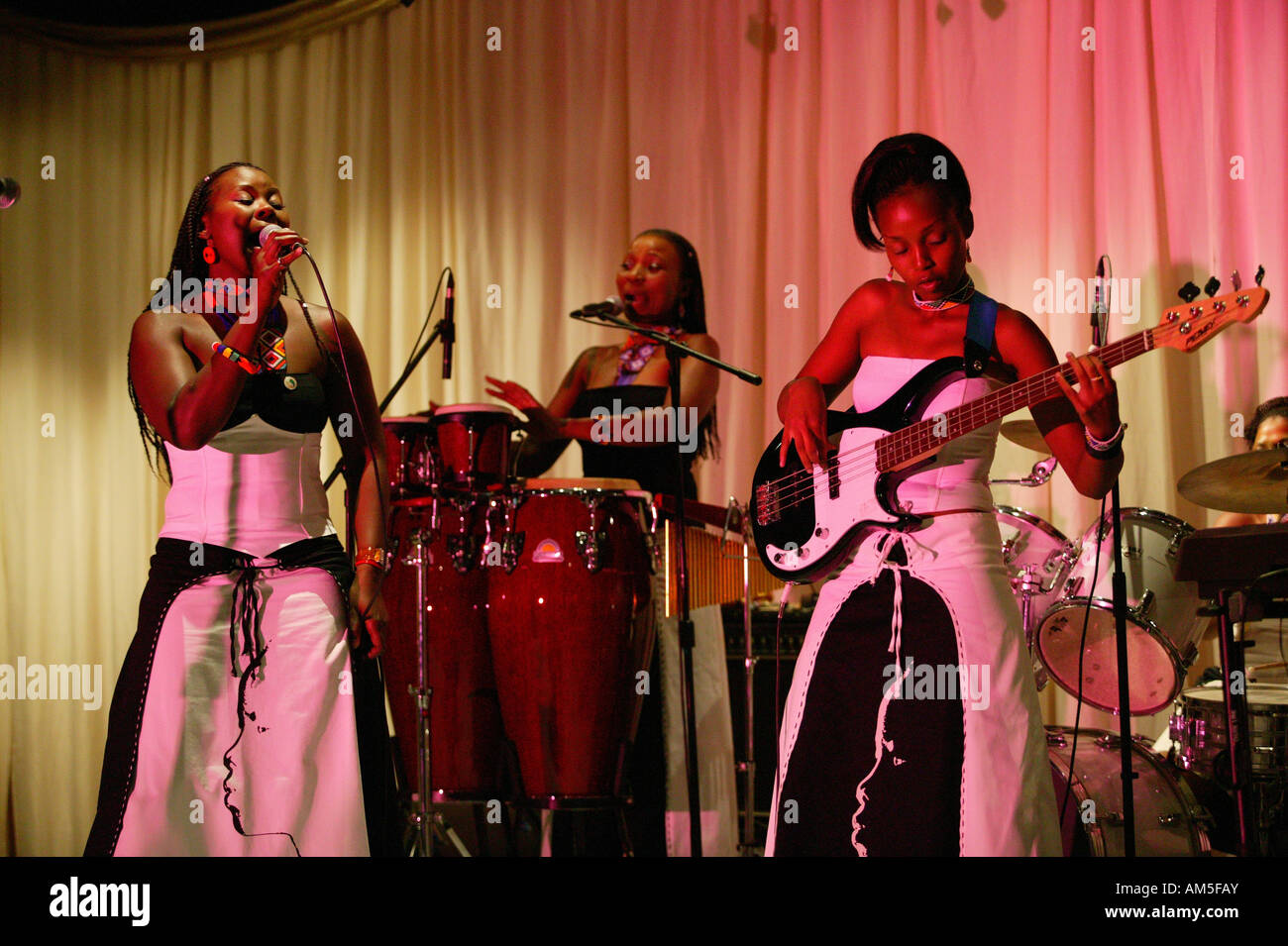 South african female singer -Fotos und -Bildmaterial in hoher Auflösung ...