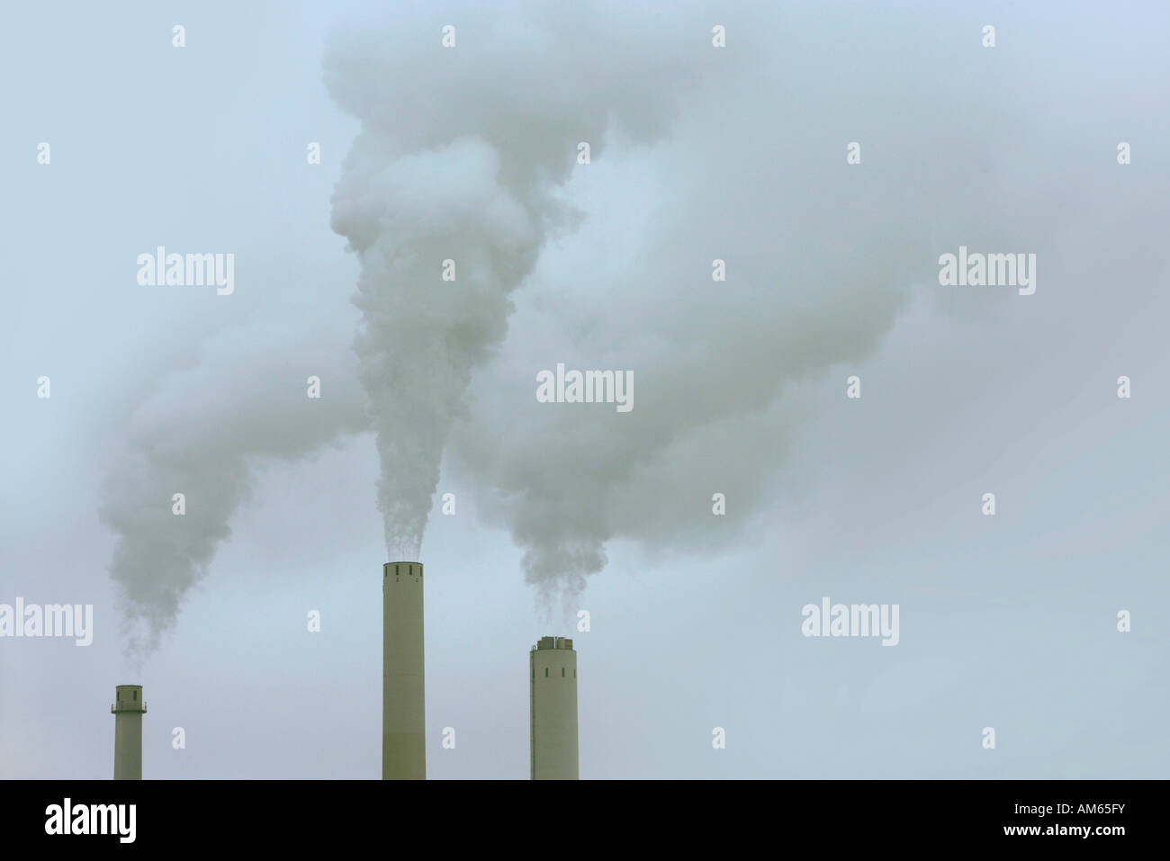 Rauchende schlote -Fotos und -Bildmaterial in hoher Auflösung – Alamy