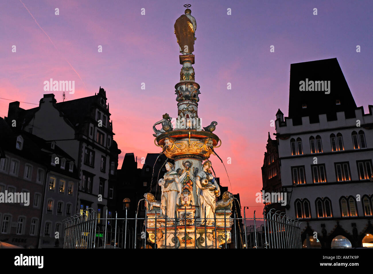 Hauptmarkt, St. Peter Brunnen und ehemaligen Rathaus, Trier, Rheinland ...