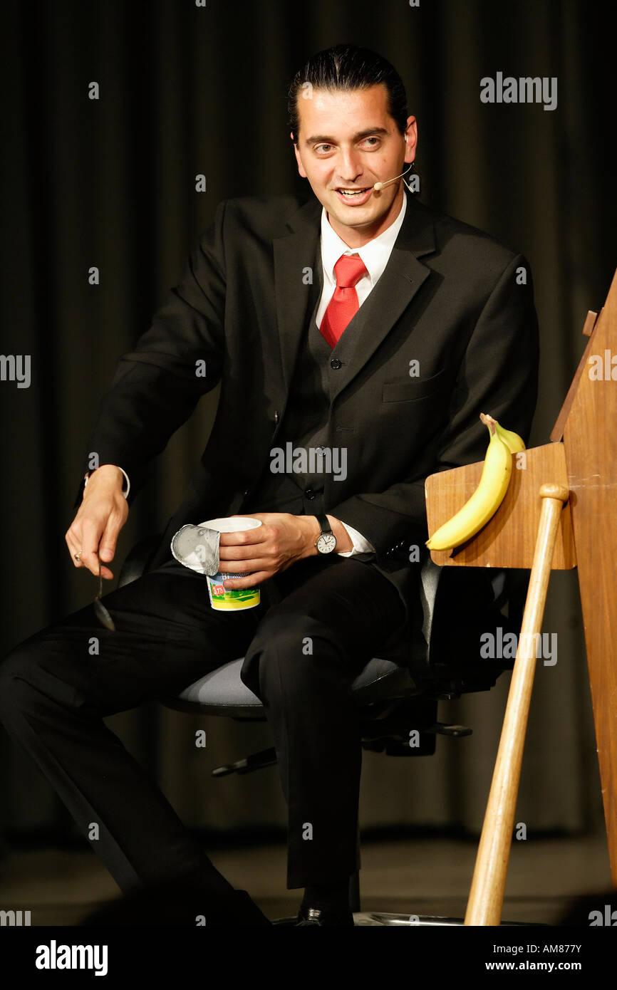 Kabarett artiste männlich -Fotos und -Bildmaterial in hoher Auflösung ...