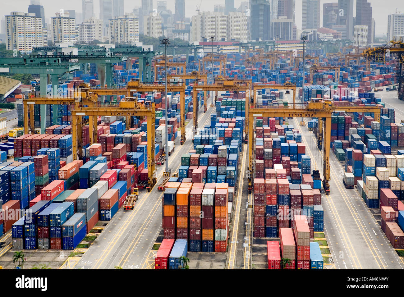 Container gestapelt zusammen im Hafen von Singapur Behörde PSA in ...