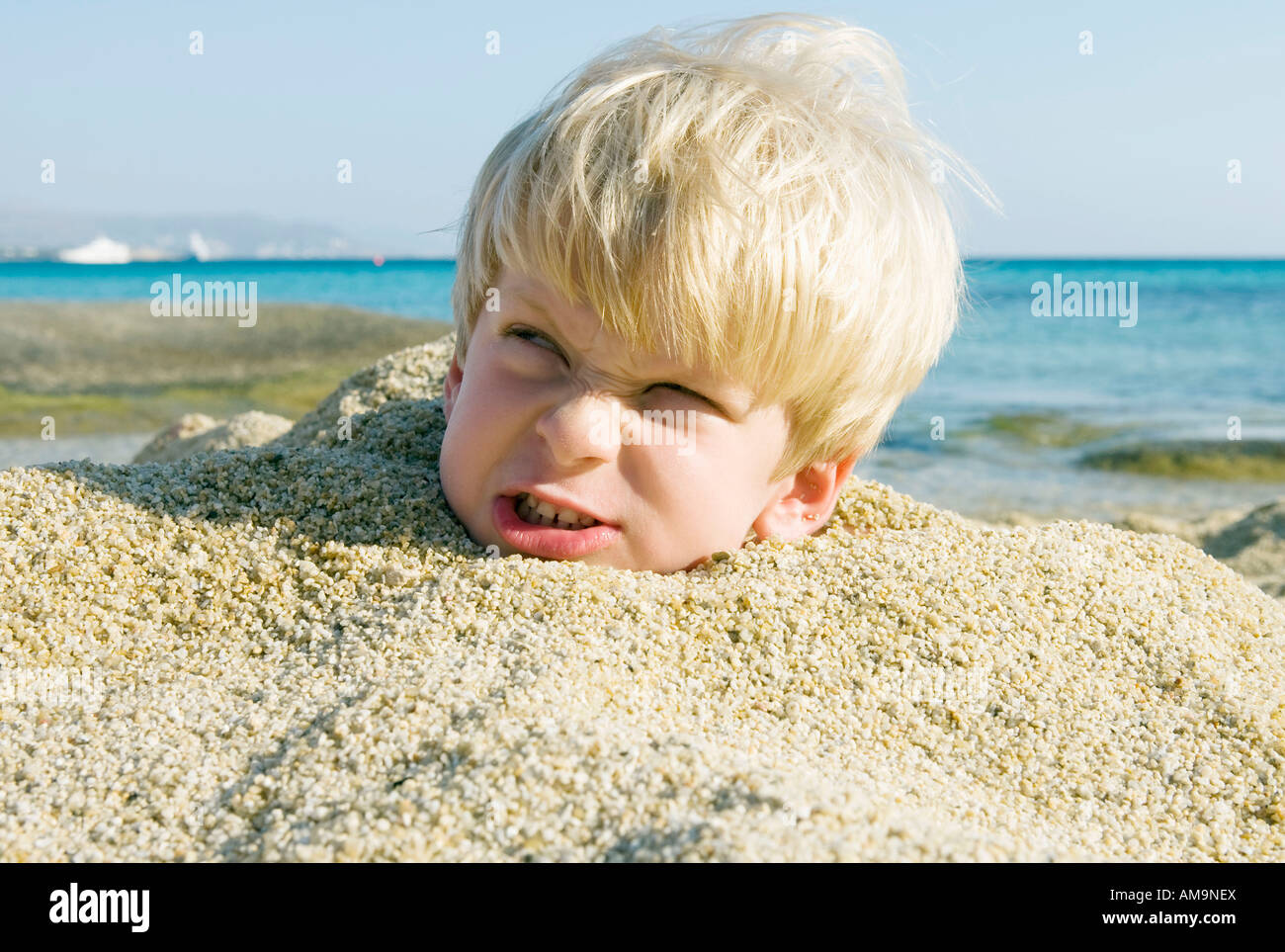 Junge im sand begraben -Fotos und -Bildmaterial in hoher Auflösung – Alamy
