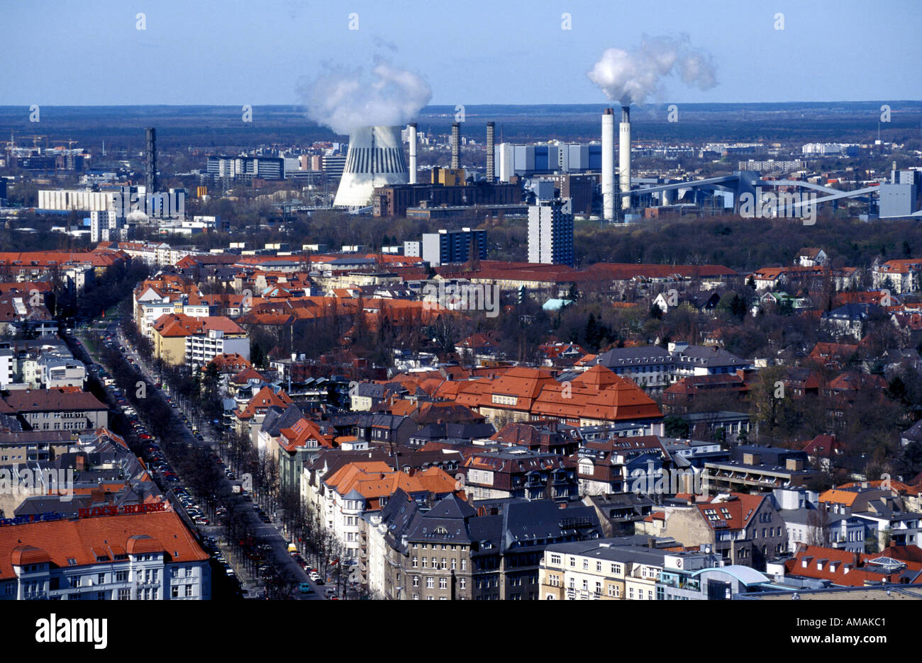 Deutschland Berlin Blick auf dicht besiedelt Wohnviertel mit dem ...