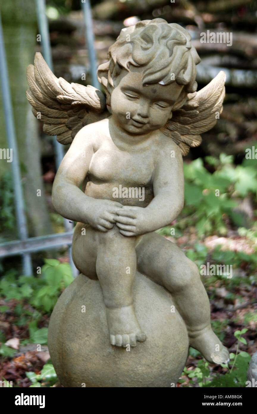 kleine Engel auf einem Stein sitzend Stockfotografie - Alamy