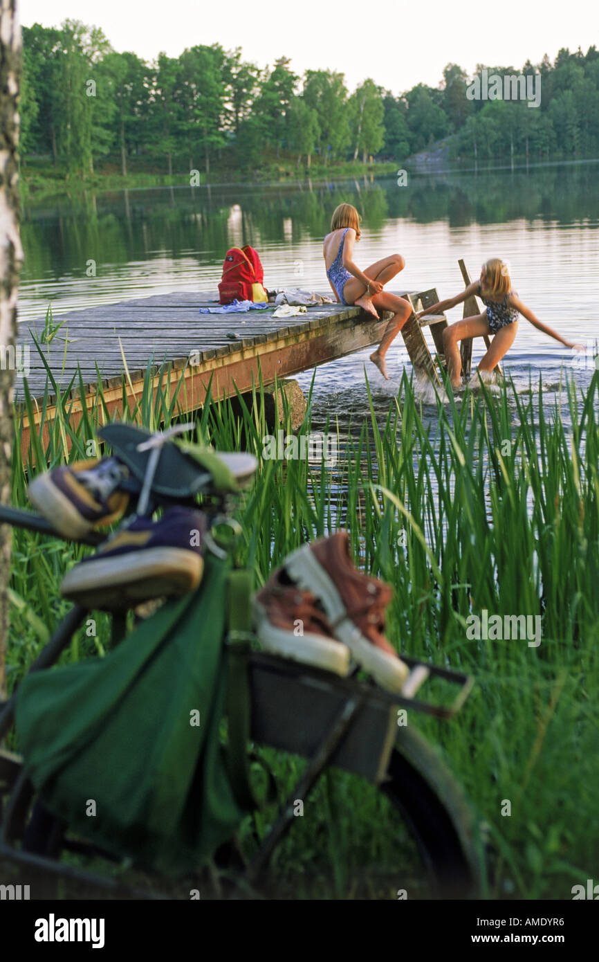 Zwei madchen baden -Fotos und -Bildmaterial in hoher Auflösung – Alamy