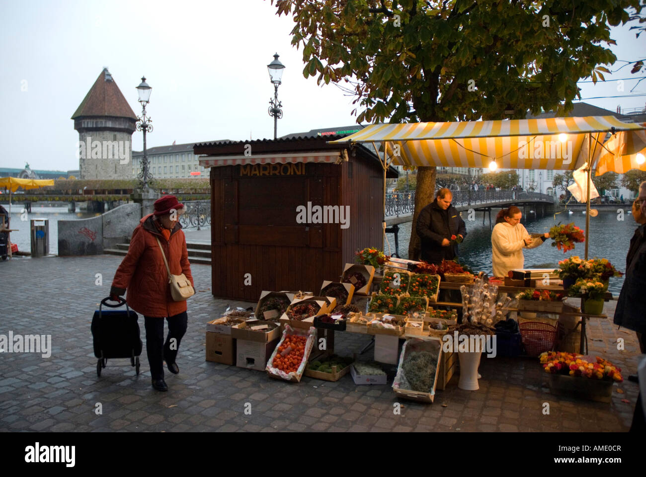 Shopper schweiz -Fotos und -Bildmaterial in hoher Auflösung – Alamy