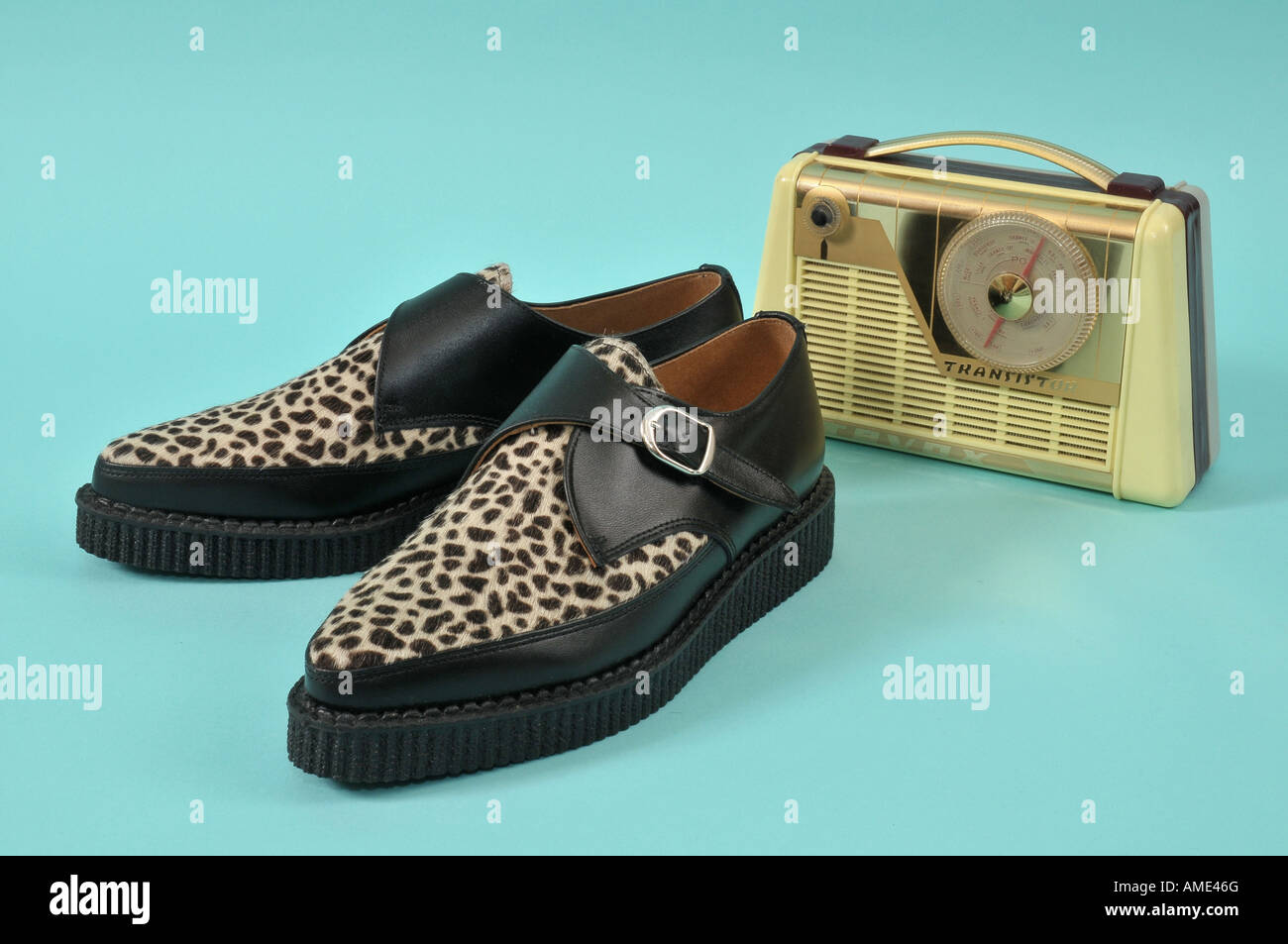 Bordell Schlingpflanze Schuhe neben einem Vintage Transistor-Radio ...