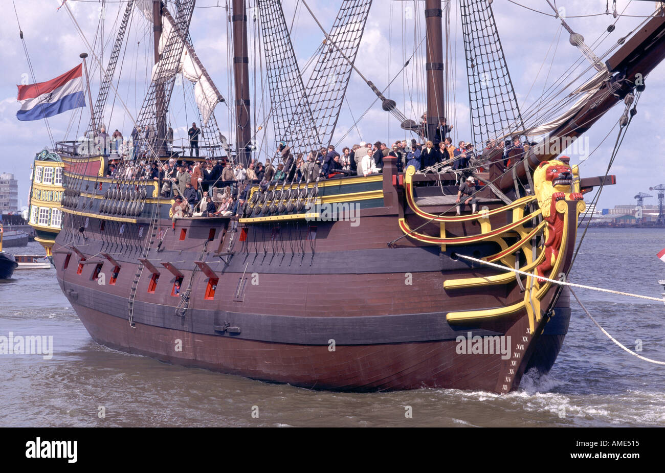 DER AMSTERDAM. HANDEL MIT ALTEN SCHIFF IM HAFEN VON AMSTERDAM. HOLLAND ...