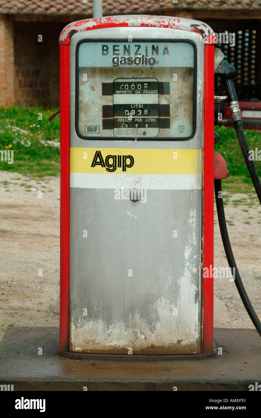 alte Tankstelle Zapfsäule der Firma Agip in Italien Stockfoto, Bild ...