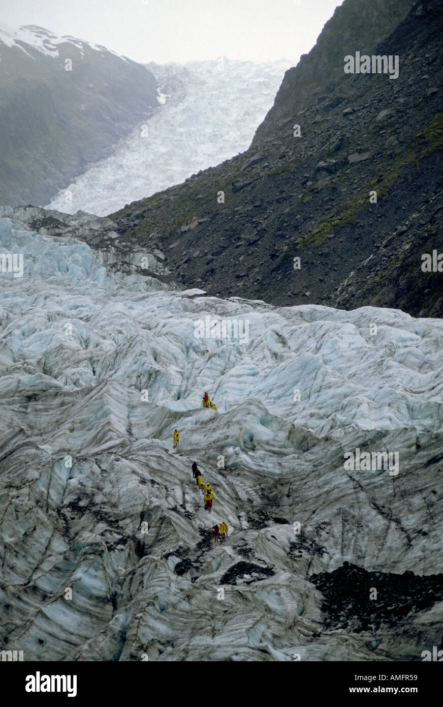 Besucher erkunden den FOX Gletscher, einer der weltweit wenigen ...