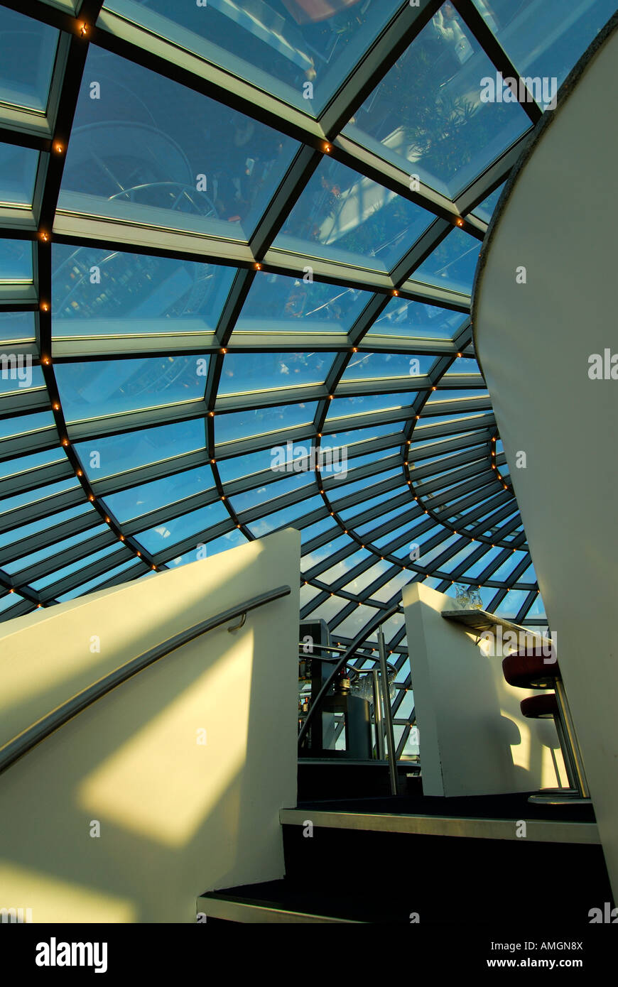 Moderne Architektur der Perlan Restaurant Wahrzeichen auf Wassertanks ...