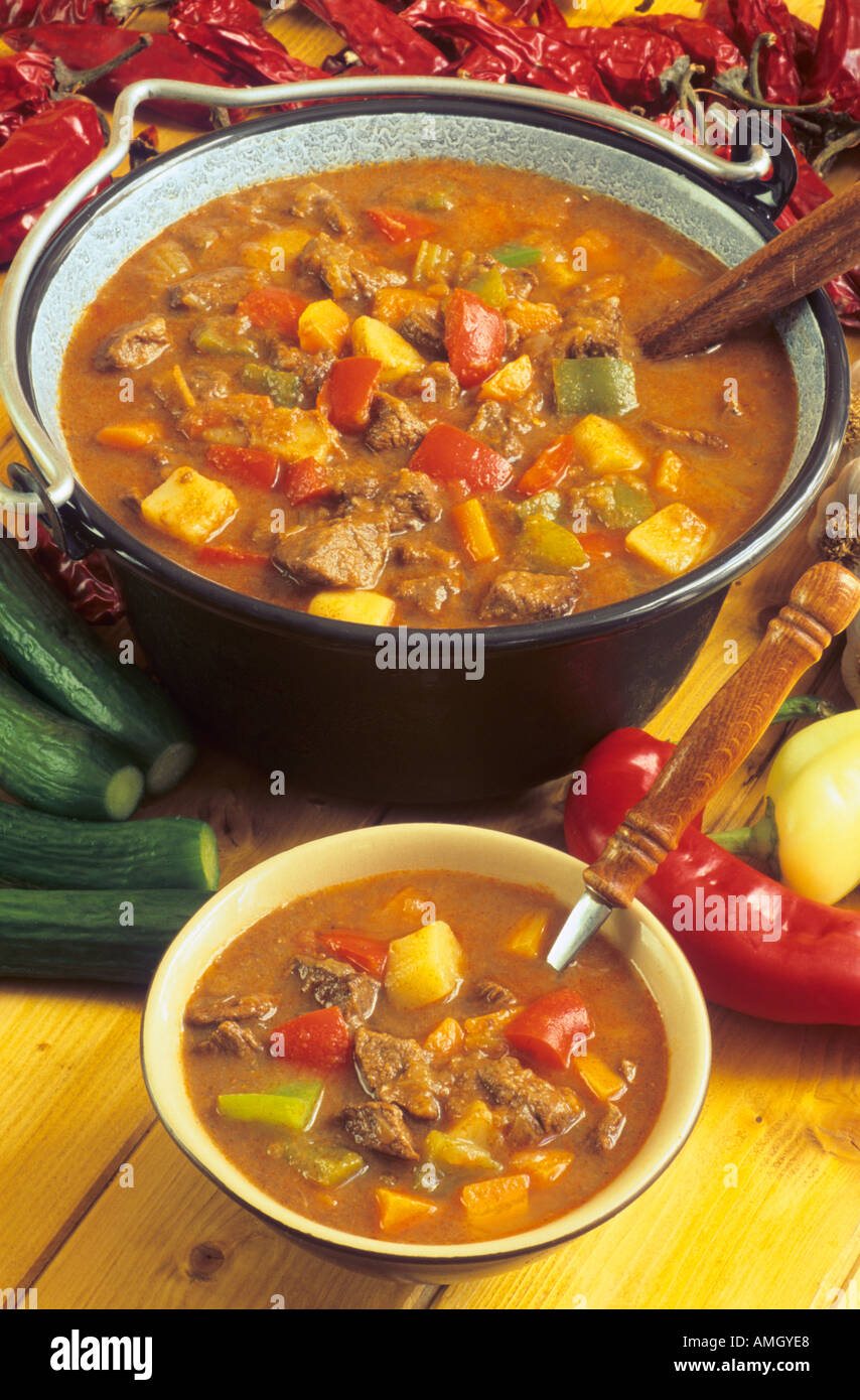 Magyar gulasch -Fotos und -Bildmaterial in hoher Auflösung – Alamy