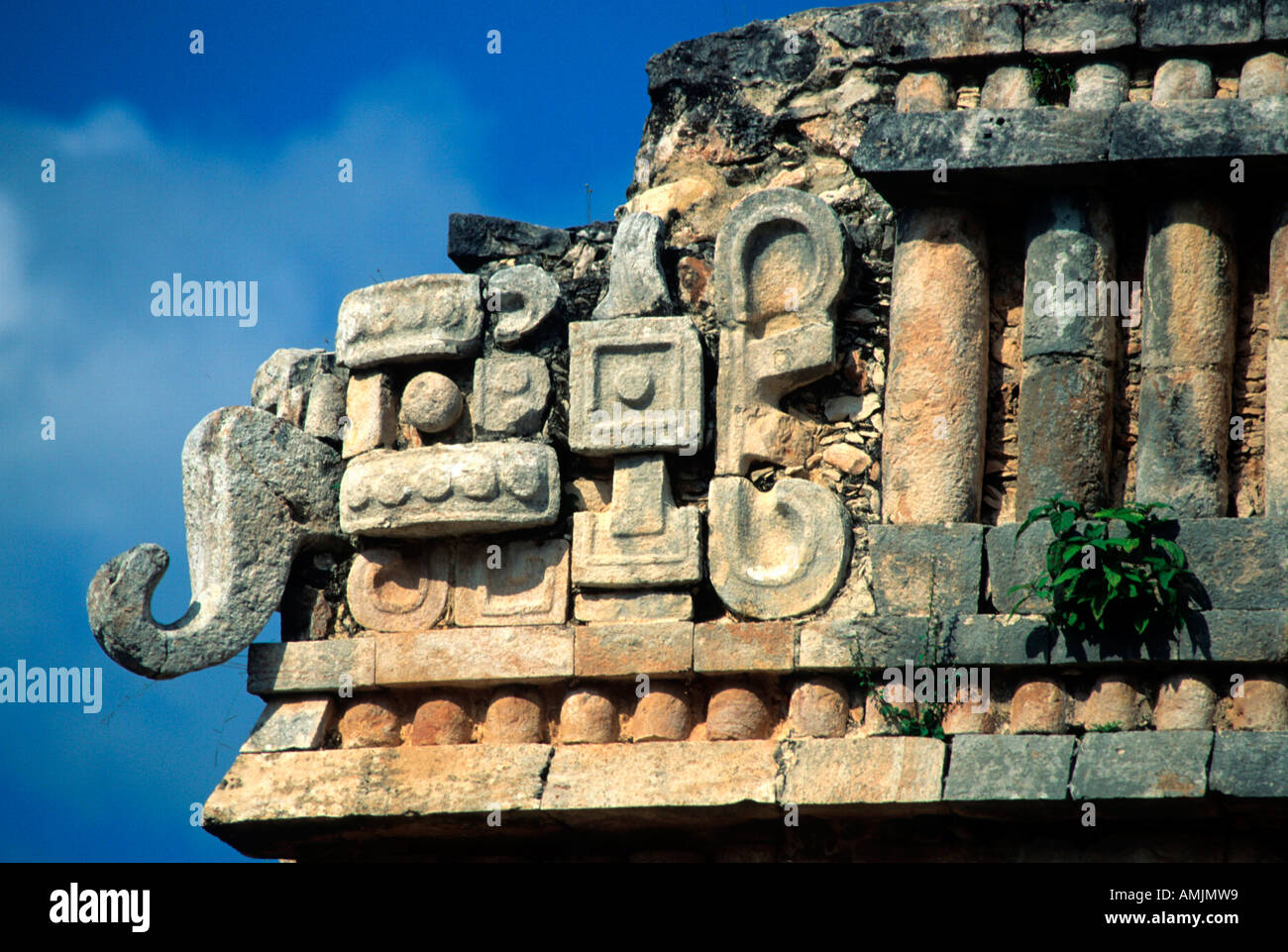 Mexiko, Yucatan, Kabah, Zeremonialzentrum, Steinornamentik Und Chac-Maske bin Templo de Las ...