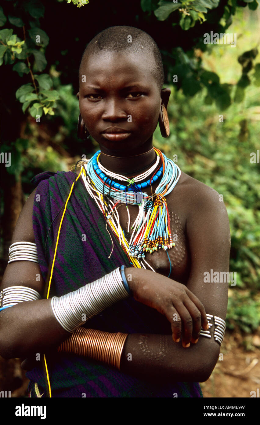 Eine schöne Surma-Teenager-Mädchen Stockfotografie - Alamy