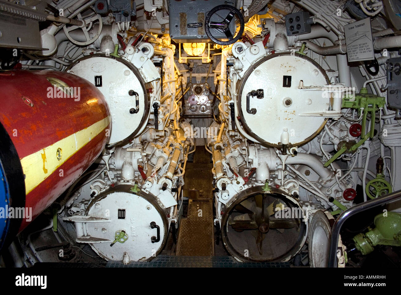 Nach vorne Torpedo Raum des Museums u-Boot U 995 in Laboe ...
