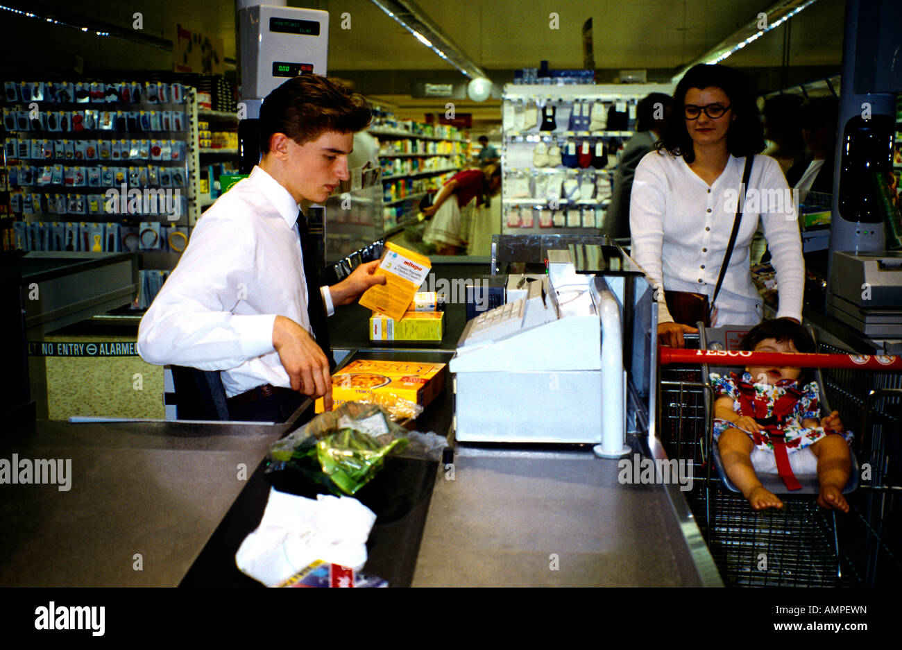 Beim checkout -Fotos und -Bildmaterial in hoher Auflösung – Alamy