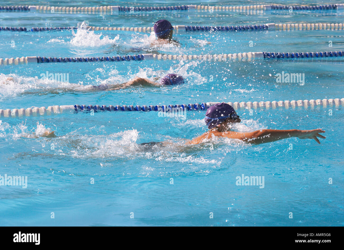 Ein 12 Jähriger Junge Schwimmend Stockfotos Und Bilder Kaufen Alamy