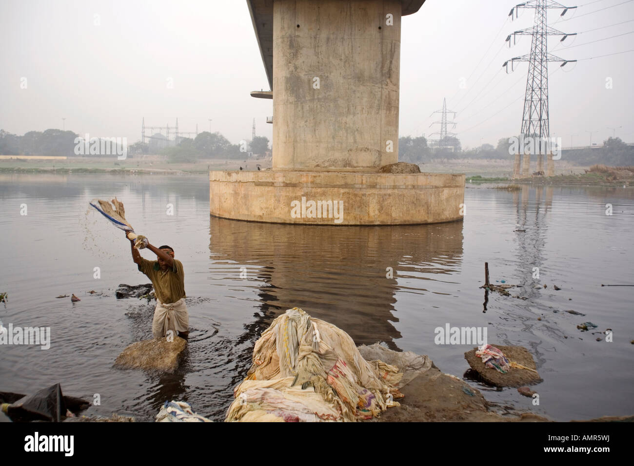 Ein Dhobi Wallah wäscht Kleidung in der Yamuna durch das Kudsia Ghat in ...