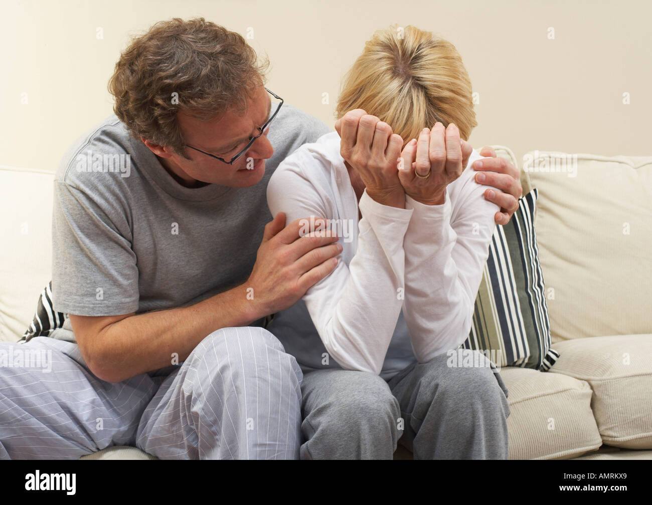 Trauriges Paar Mittleren Alters Stockfotos und -bilder Kaufen - Alamy