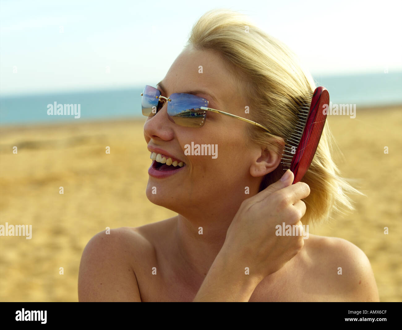 Brushing hair beach -Fotos und -Bildmaterial in hoher Auflösung – Alamy